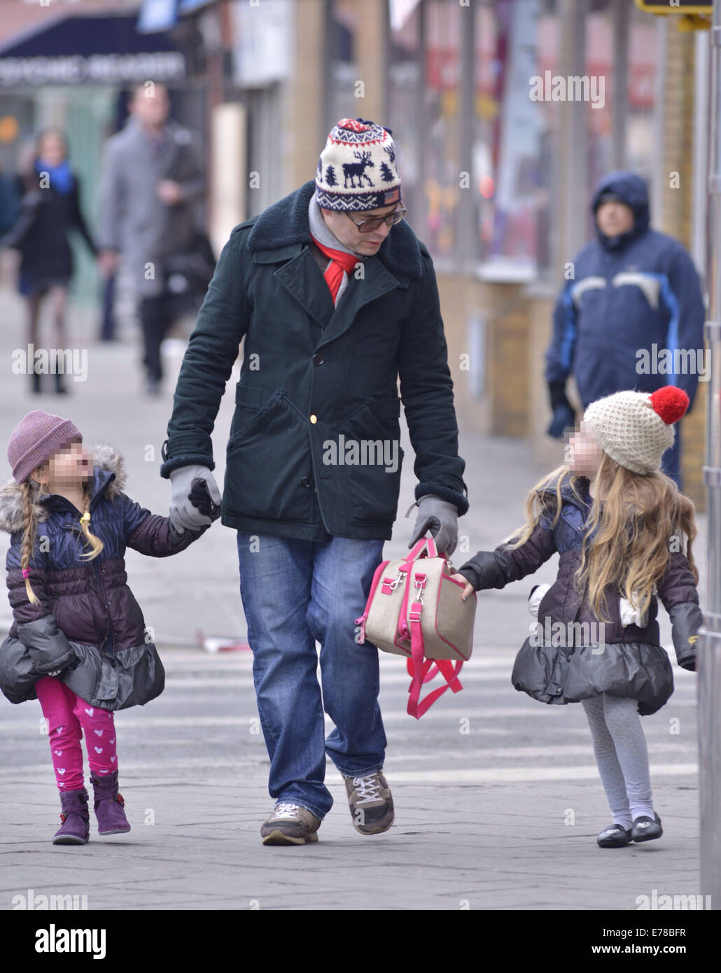 Matthew Broderick taking daughters Marion and Tabitha to school ...