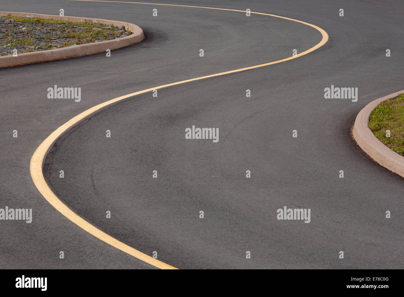 Pavement - Curved lane with single yellow line Stock Photo - Alamy