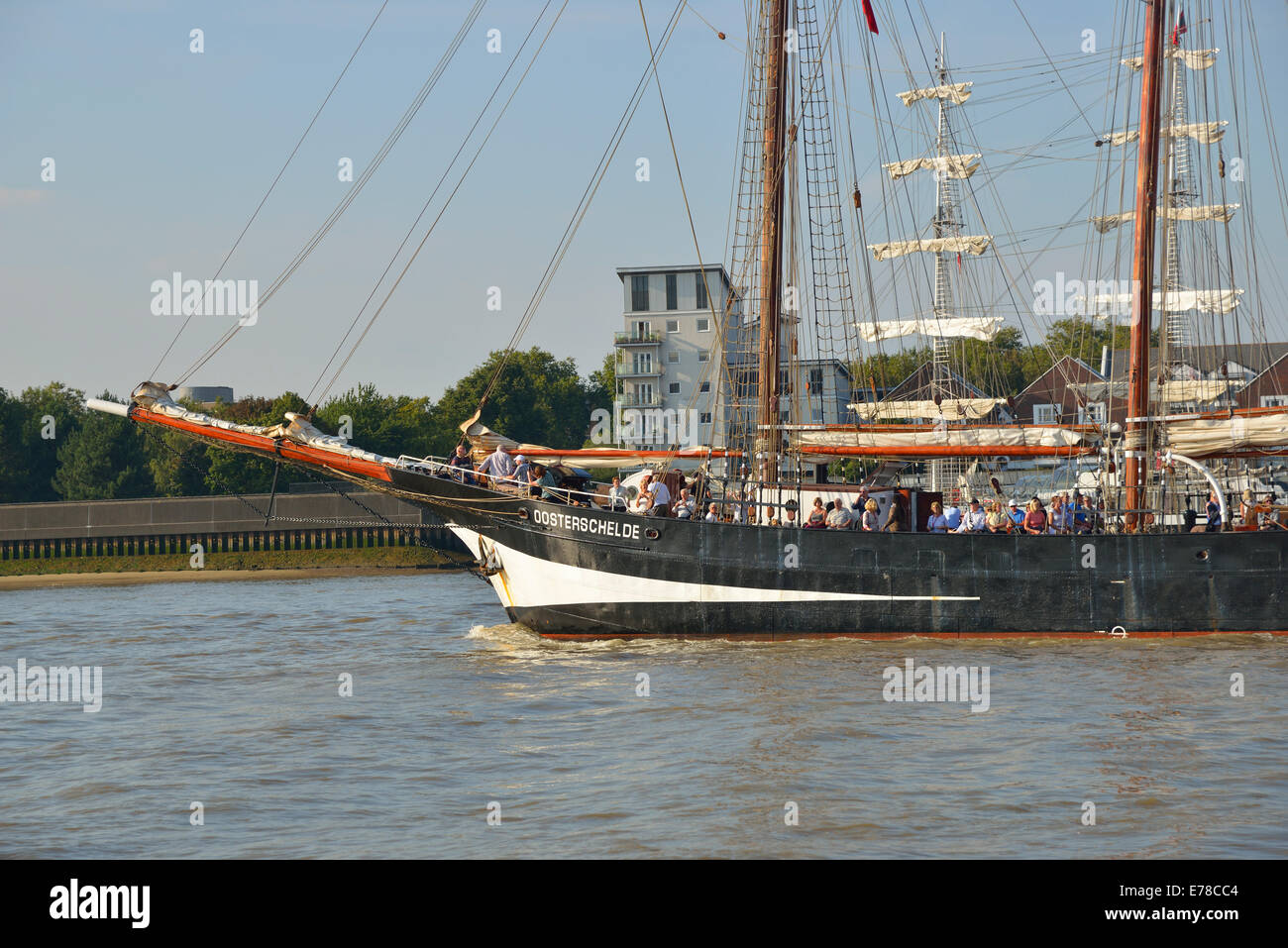 Ships london thames hi-res stock photography and images - Alamy