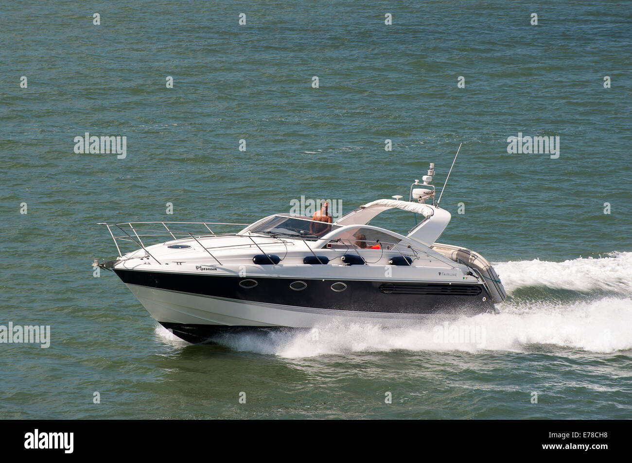 Couple enjoying an afternoon out in a speedboat Stock Photo - Alamy