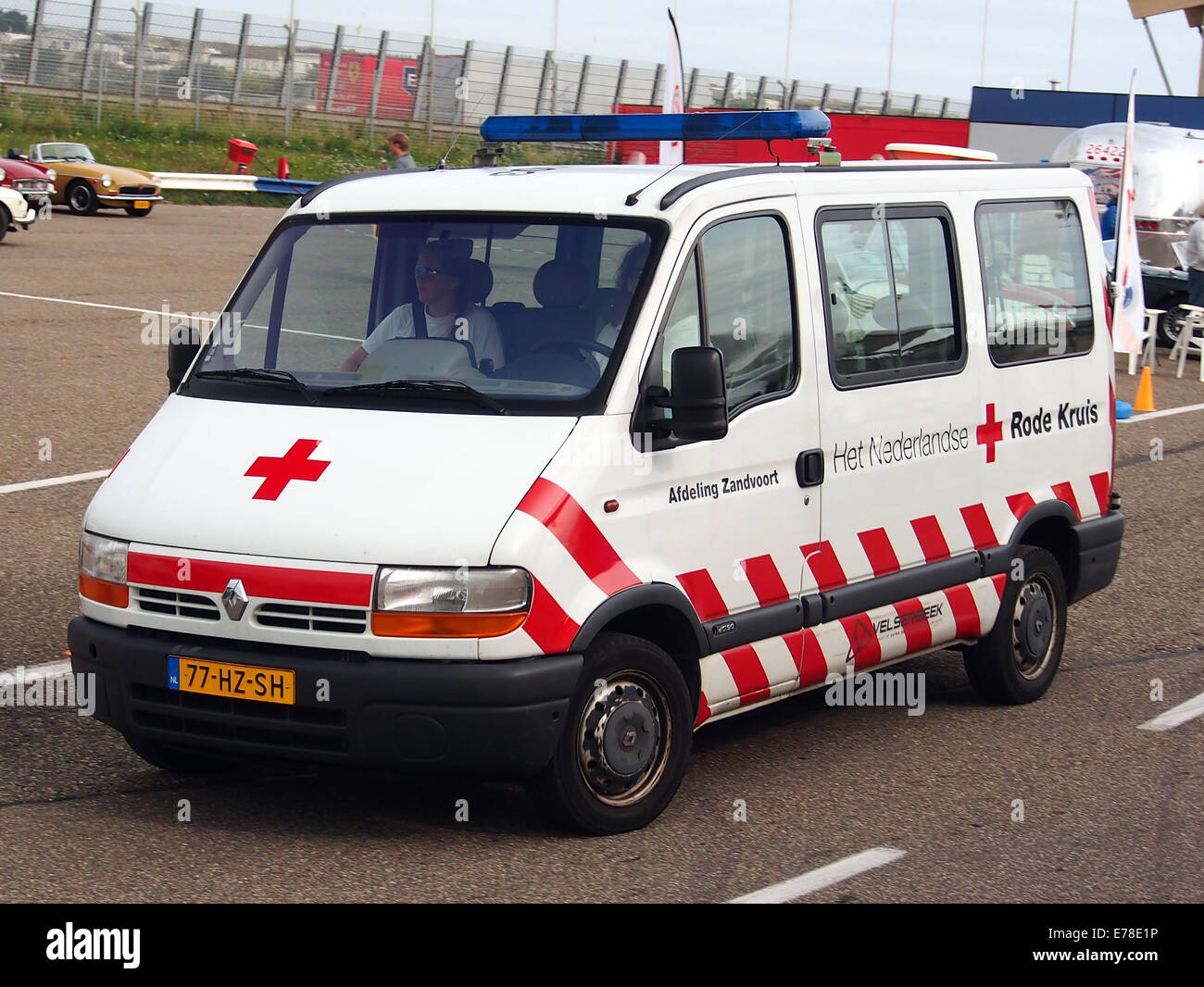Red ambulance hi-res stock photography and images - Alamy