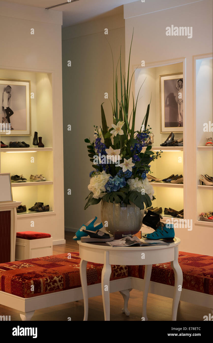 Retail store interior hi-res stock photography and images - Alamy