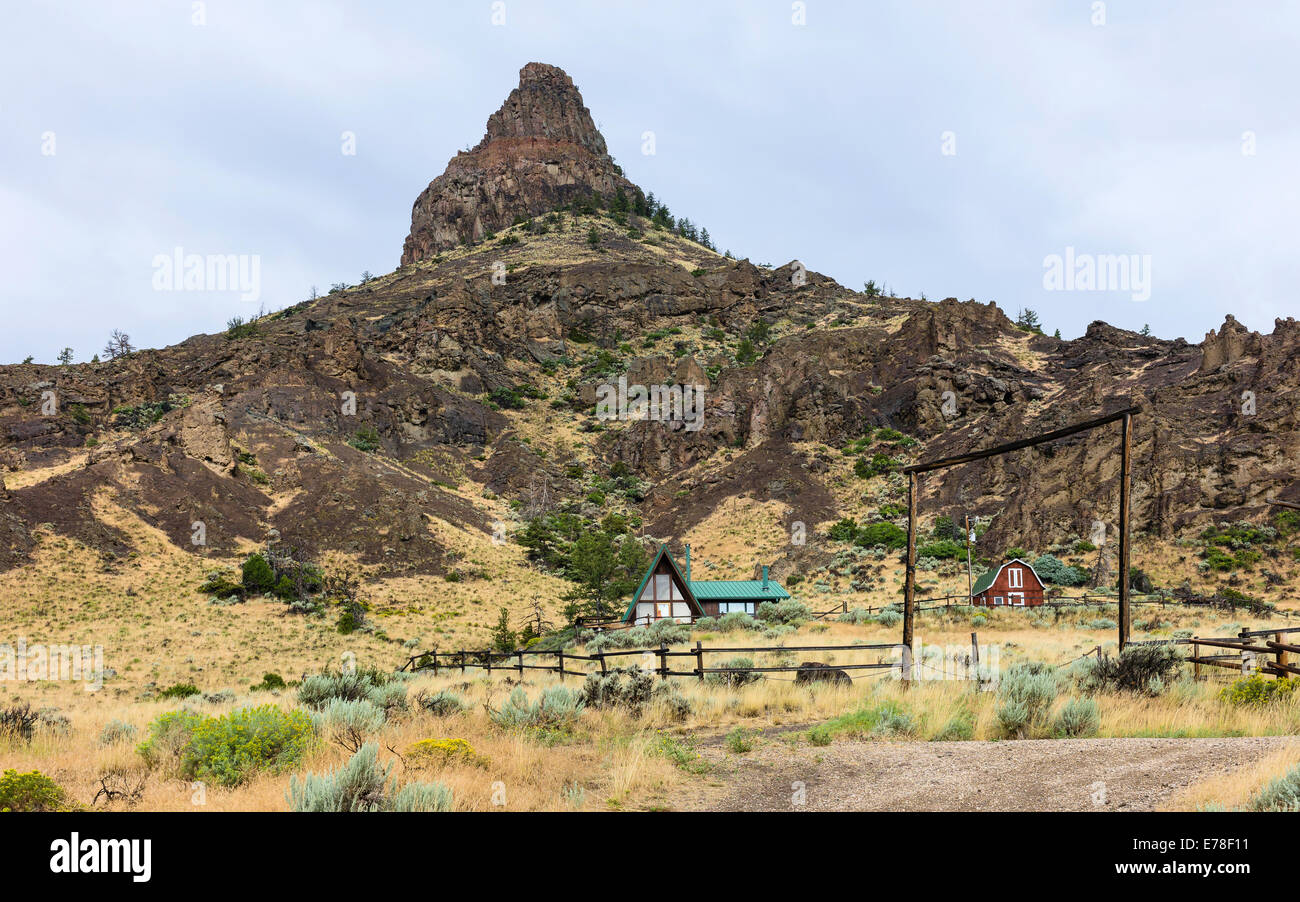 Buffalo Bill State Park showing a mountain peak, ranch houses and ...