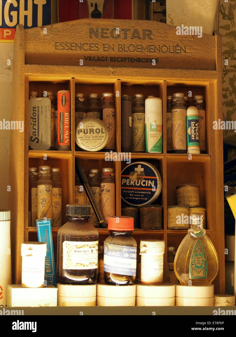 Nectar Essences en Bloemolien houder Stock Photo - Alamy