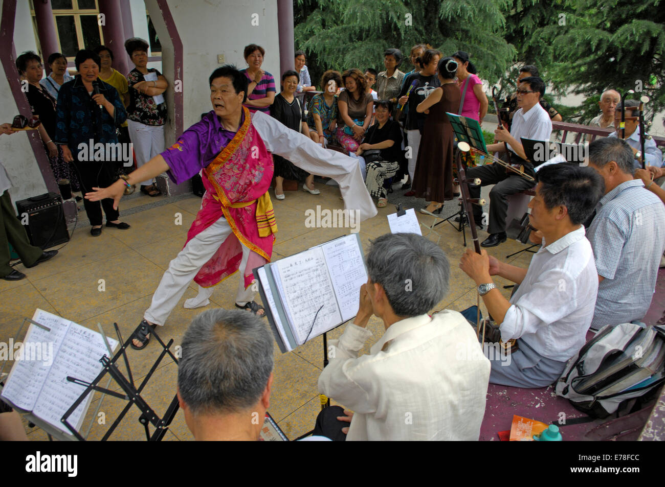 A peoples theatrical performance in the Culture Park of Chengdu Stock ...
