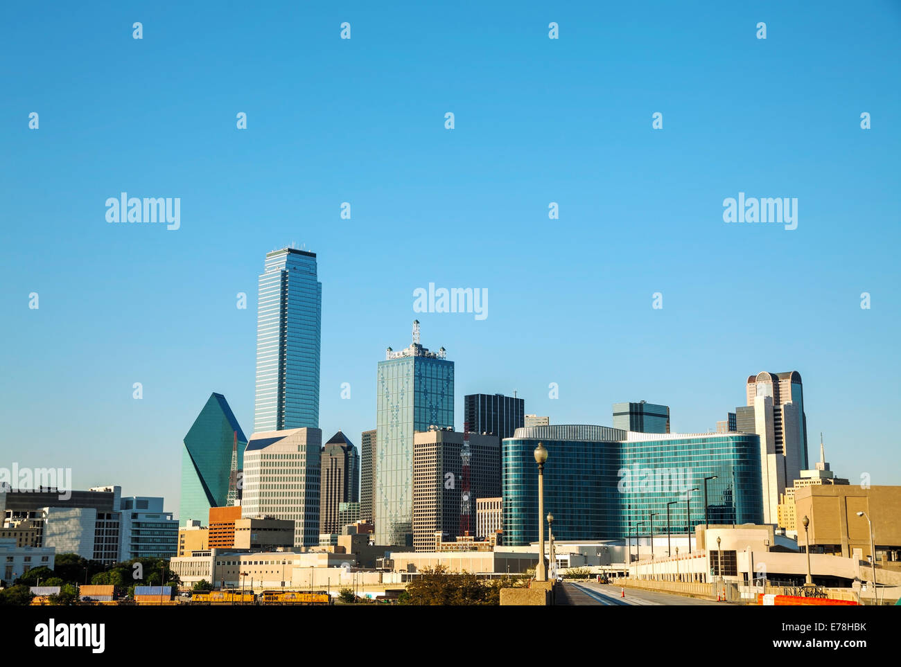 Dallas skyline at night hi-res stock photography and images - Alamy