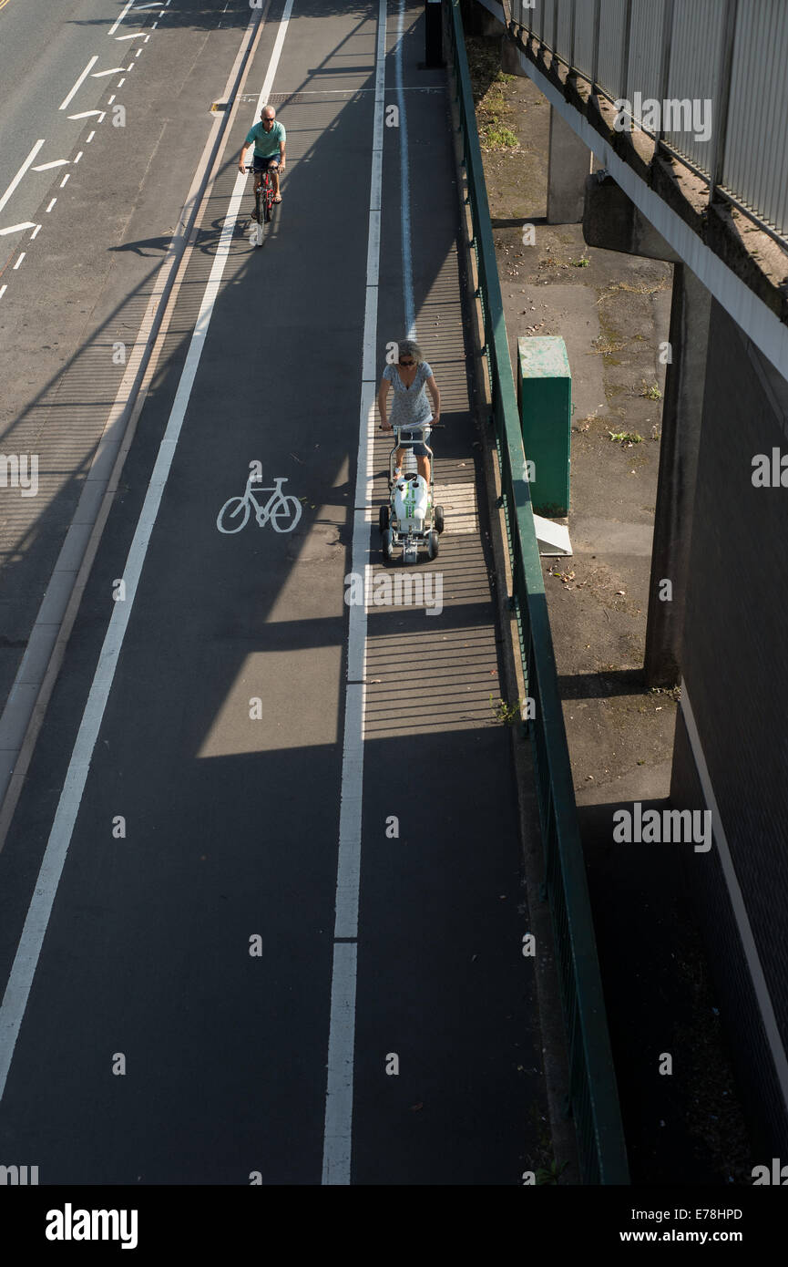 Bristol, UK. 9th Sep, 2014. Anna Wilson paints the high water line in ...