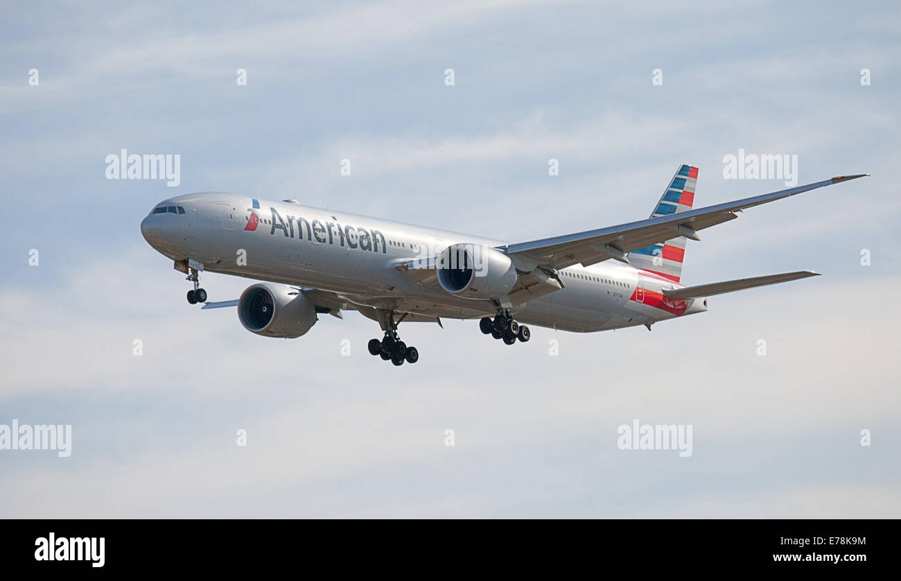 American Airlines Boeing 777 N717AN coming into land at London-Heathrow ...
