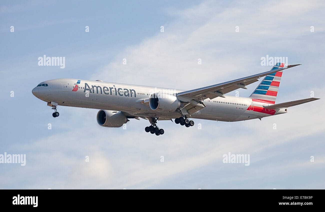 American Airlines Boeing 777 N717AN coming into land at London-Heathrow ...