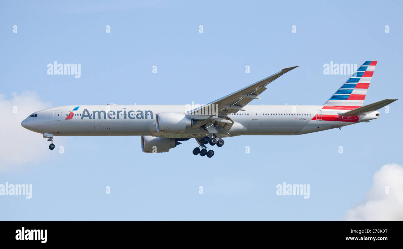 American Airlines Boeing 777 N717AN coming into land at London-Heathrow ...