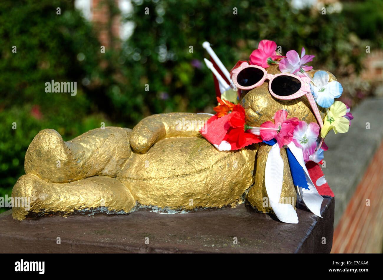 Teddy on a wall Stock Photo - Alamy