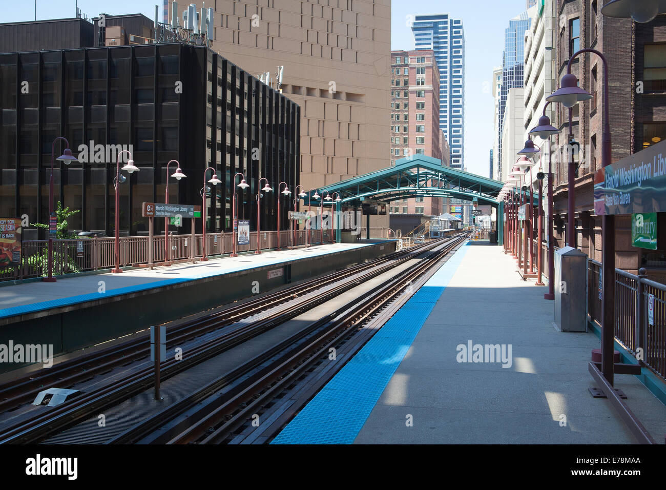 Commuter train chicago skyline hi-res stock photography and images - Alamy