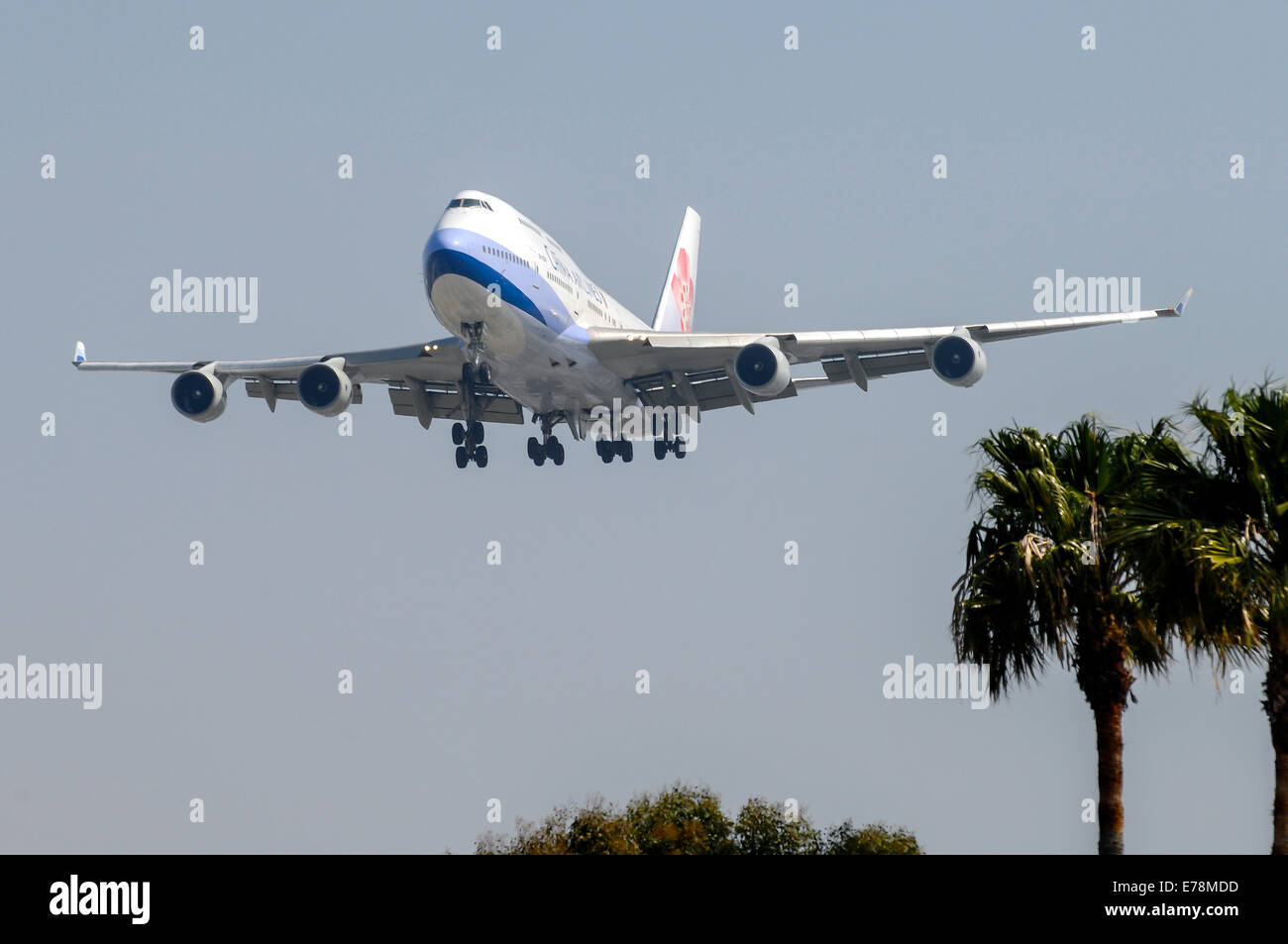 747 landing front hi-res stock photography and images - Alamy