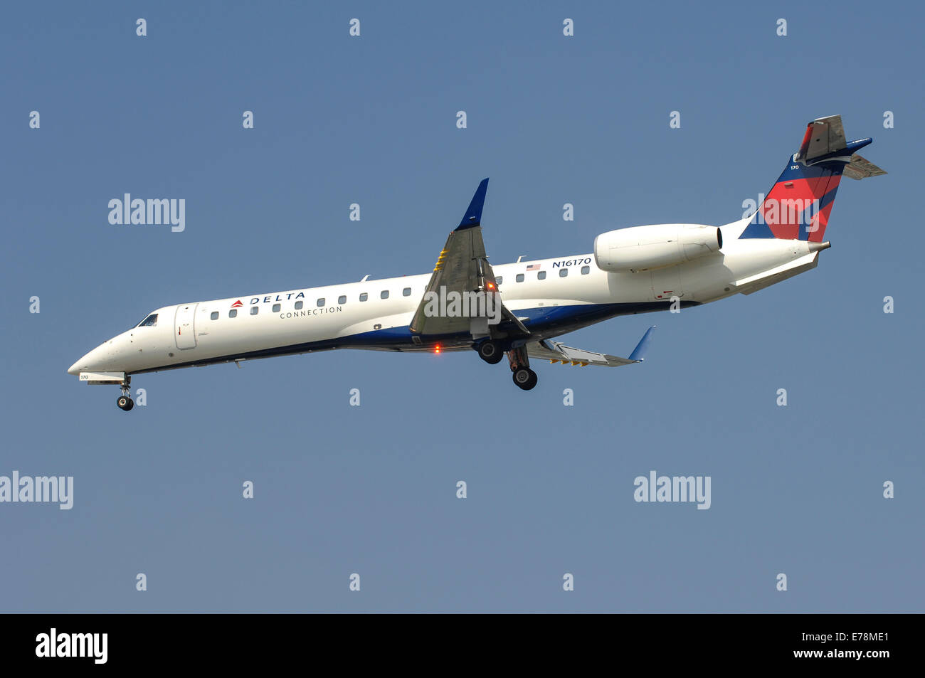 Delta embraer hi-res stock photography and images - Alamy