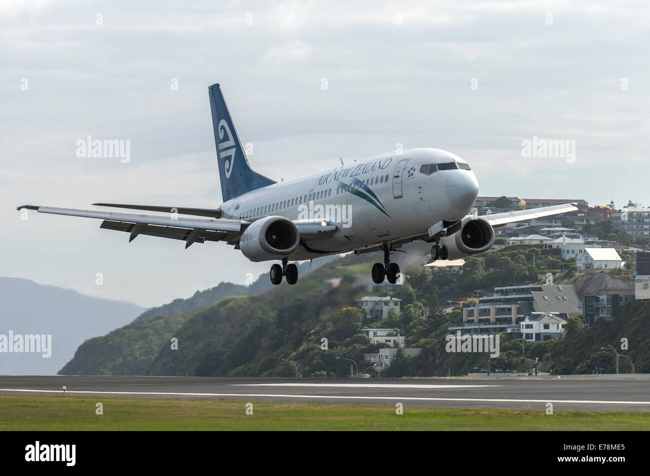 Boeing landing wheels hi-res stock photography and images - Alamy