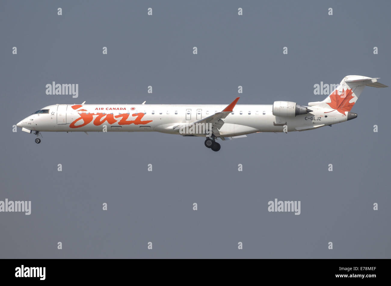 Air Canada on final approach to Los Angeles International Airport Stock ...