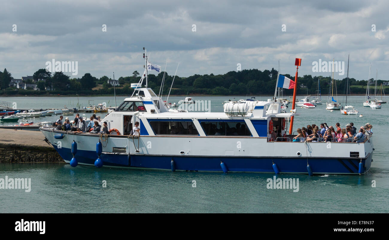 A sea link boat operates between Port-Blanc (Baden) and Île aux Moines ...