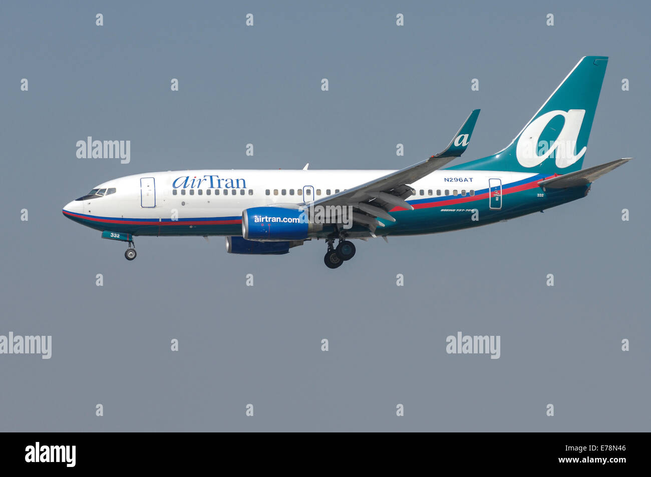 737 final approach hi-res stock photography and images - Alamy