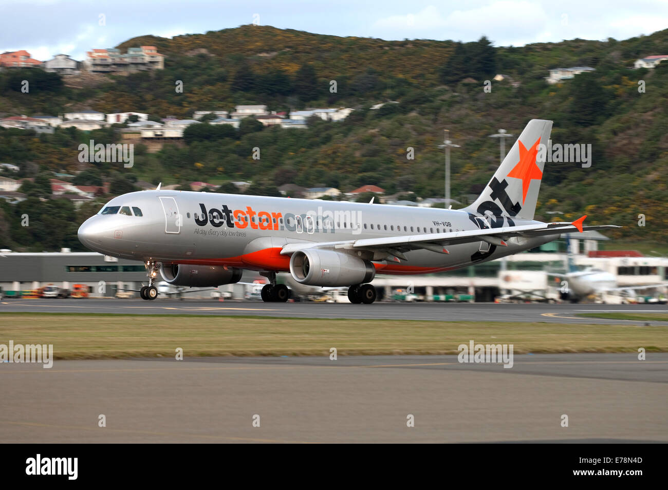 Airplane taking off side view hi-res stock photography and images - Alamy