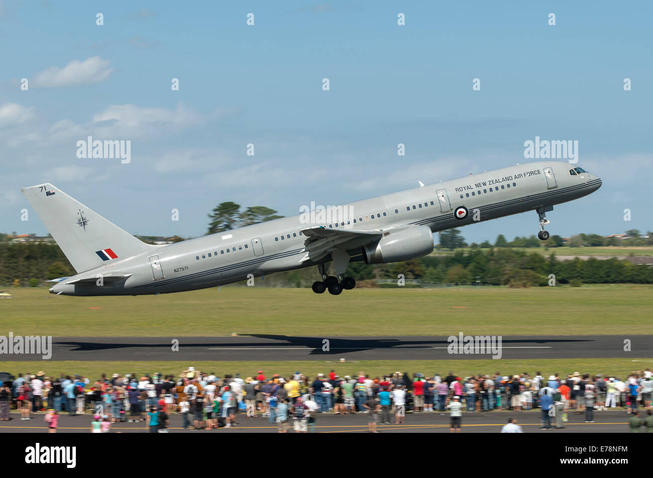 Side view jet boeing 757 hi-res stock photography and images - Alamy