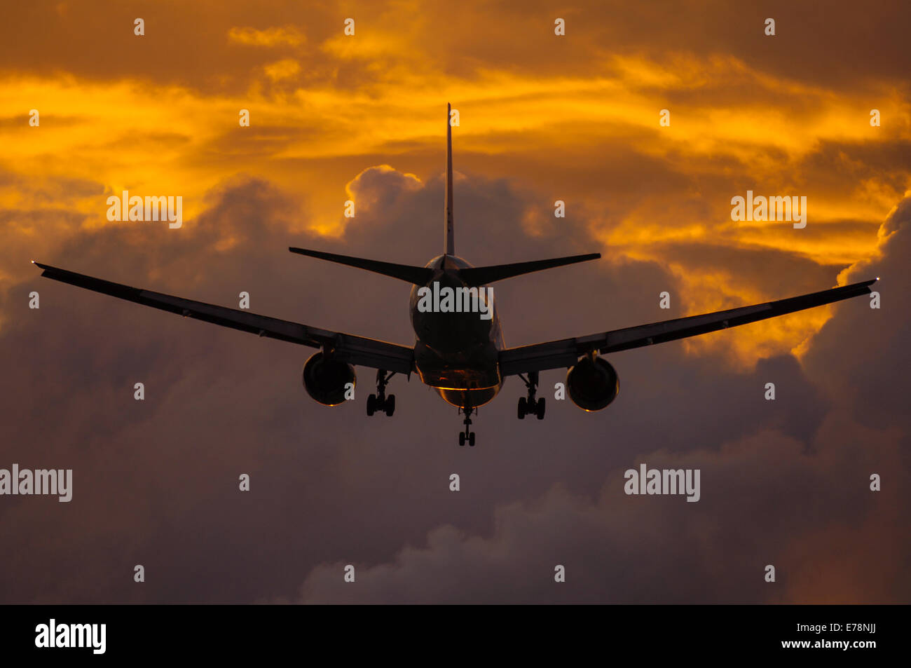 Boeing 777 landing at Los Angeles International Airport Stock Photo - Alamy