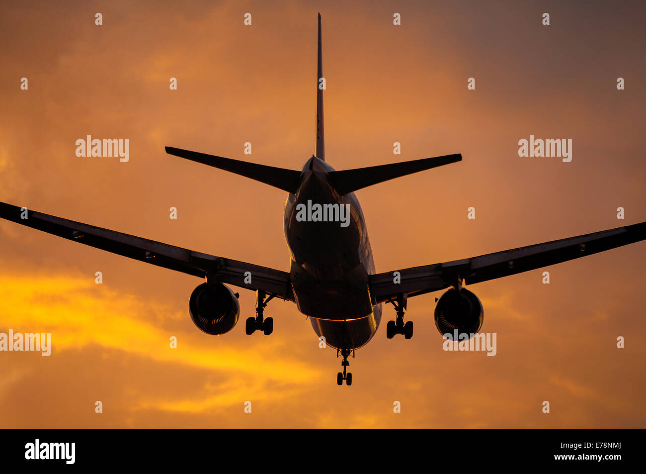 Boeing 777 landing at Los Angeles International Airport Stock Photo - Alamy