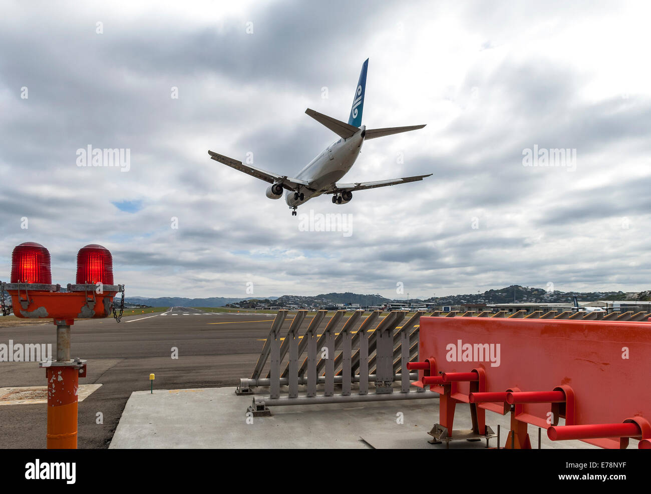 Boeing 737 landing at Wellington Airport Stock Photo - Alamy
