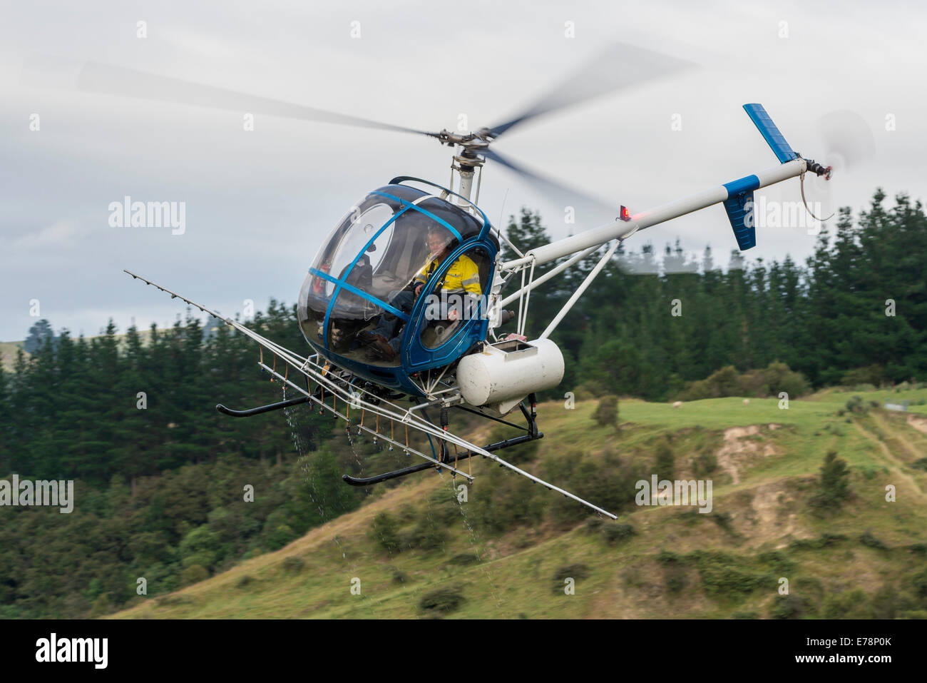 Helicopters in flight hi-res stock photography and images - Alamy