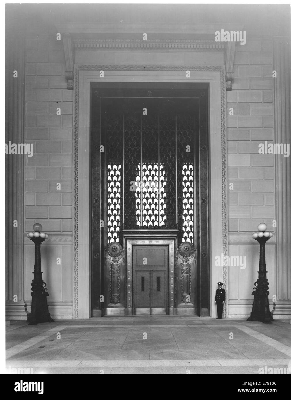 Constitution avenue entrance national hi-res stock photography and ...