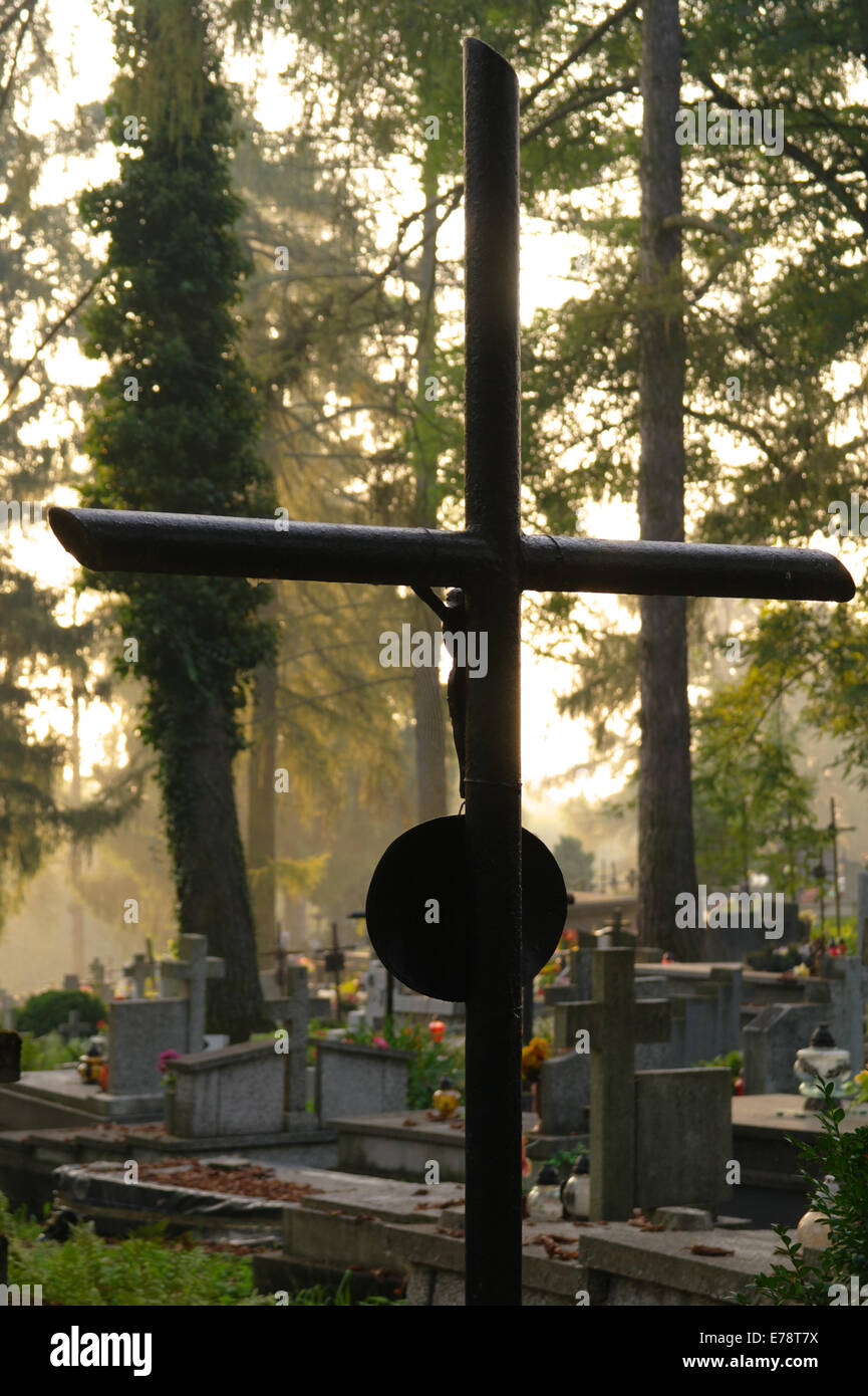 Metal cross on grave hi-res stock photography and images - Alamy