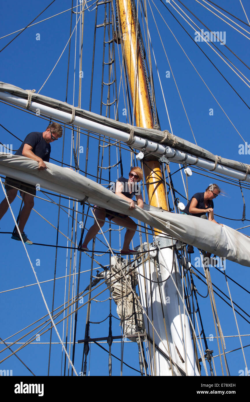 Sails crew hi-res stock photography and images - Alamy