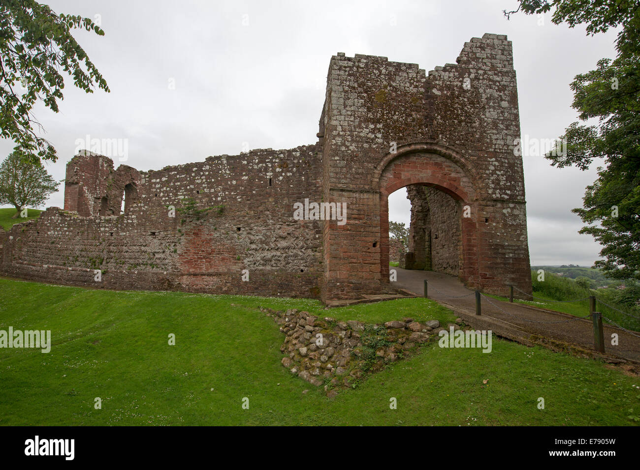 Ruins of castles hi-res stock photography and images - Alamy