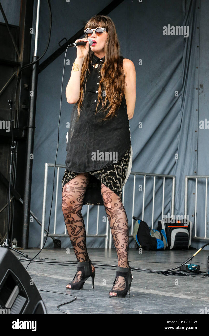 Billboard music chart hi-res stock photography and images - Alamy