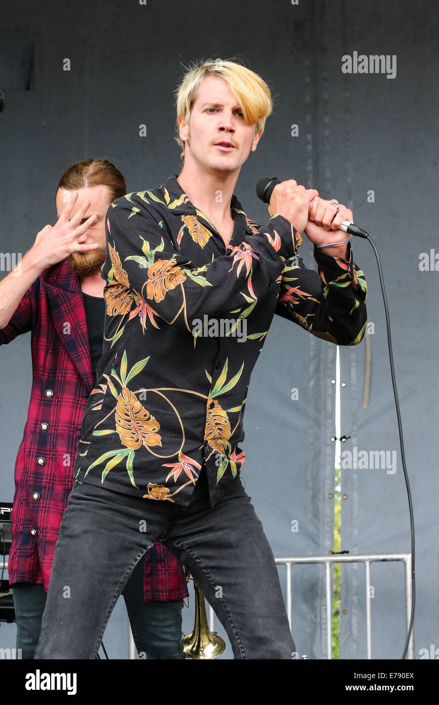 Back up vocalist hi-res stock photography and images - Alamy