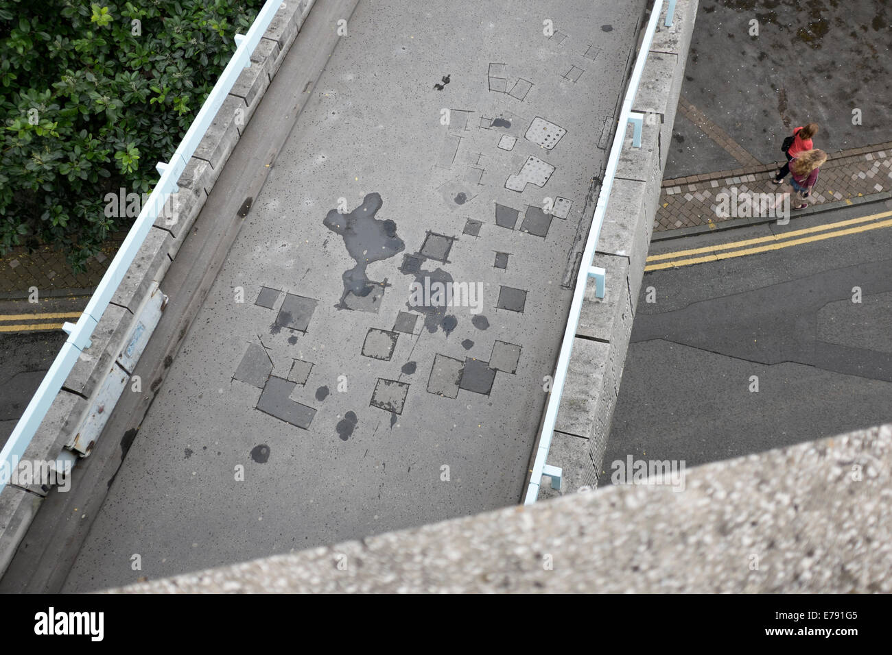 Inner City Grey Concrete Walkway Path Bleak Angle Stock Photo - Alamy