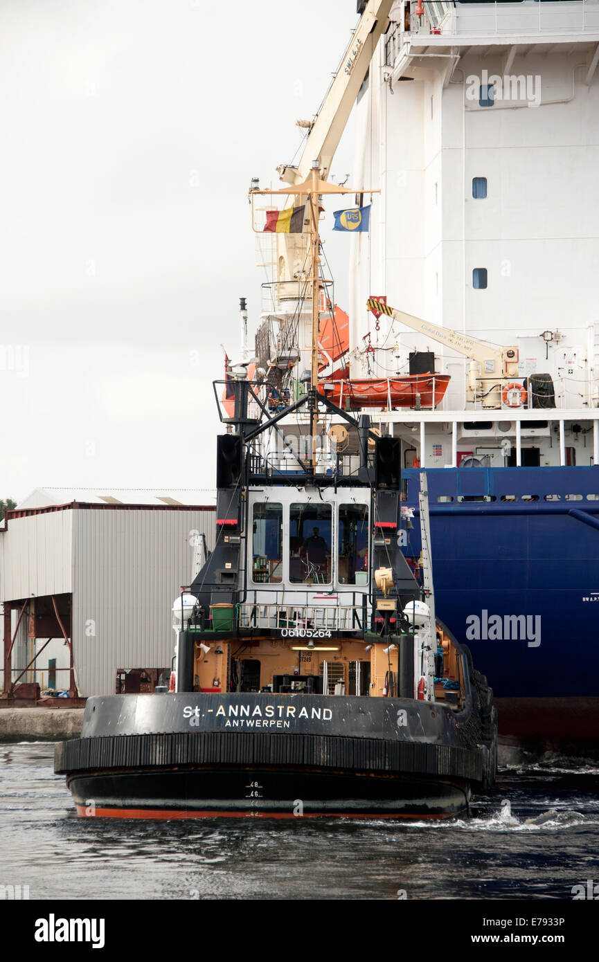 Tug Boat Moving Large Container Ship Dock Docking Stock Photo - Alamy