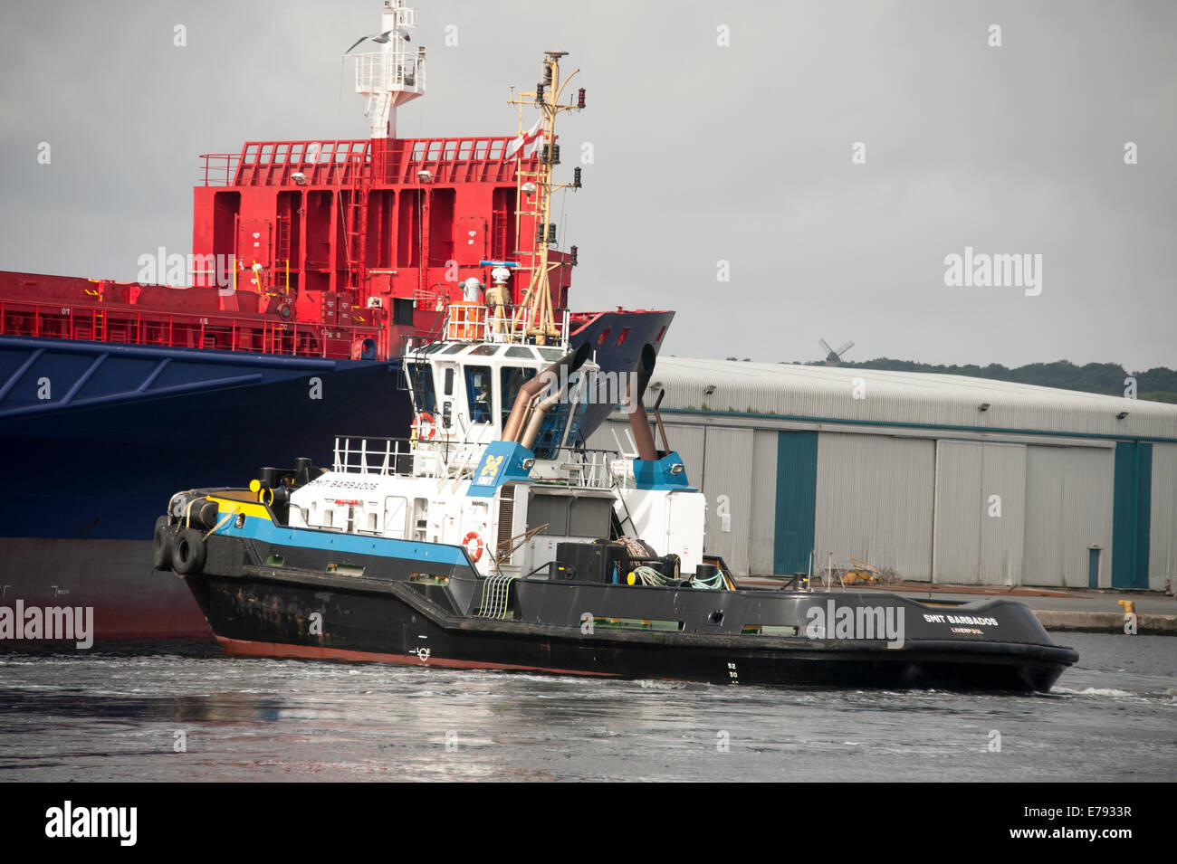 Tug Boat Moving Large Container Ship Dock Docking Stock Photo - Alamy