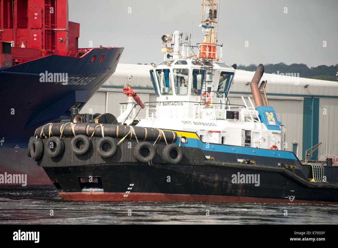 Tug Boat Moving Large Container Ship Dock Docking Stock Photo - Alamy