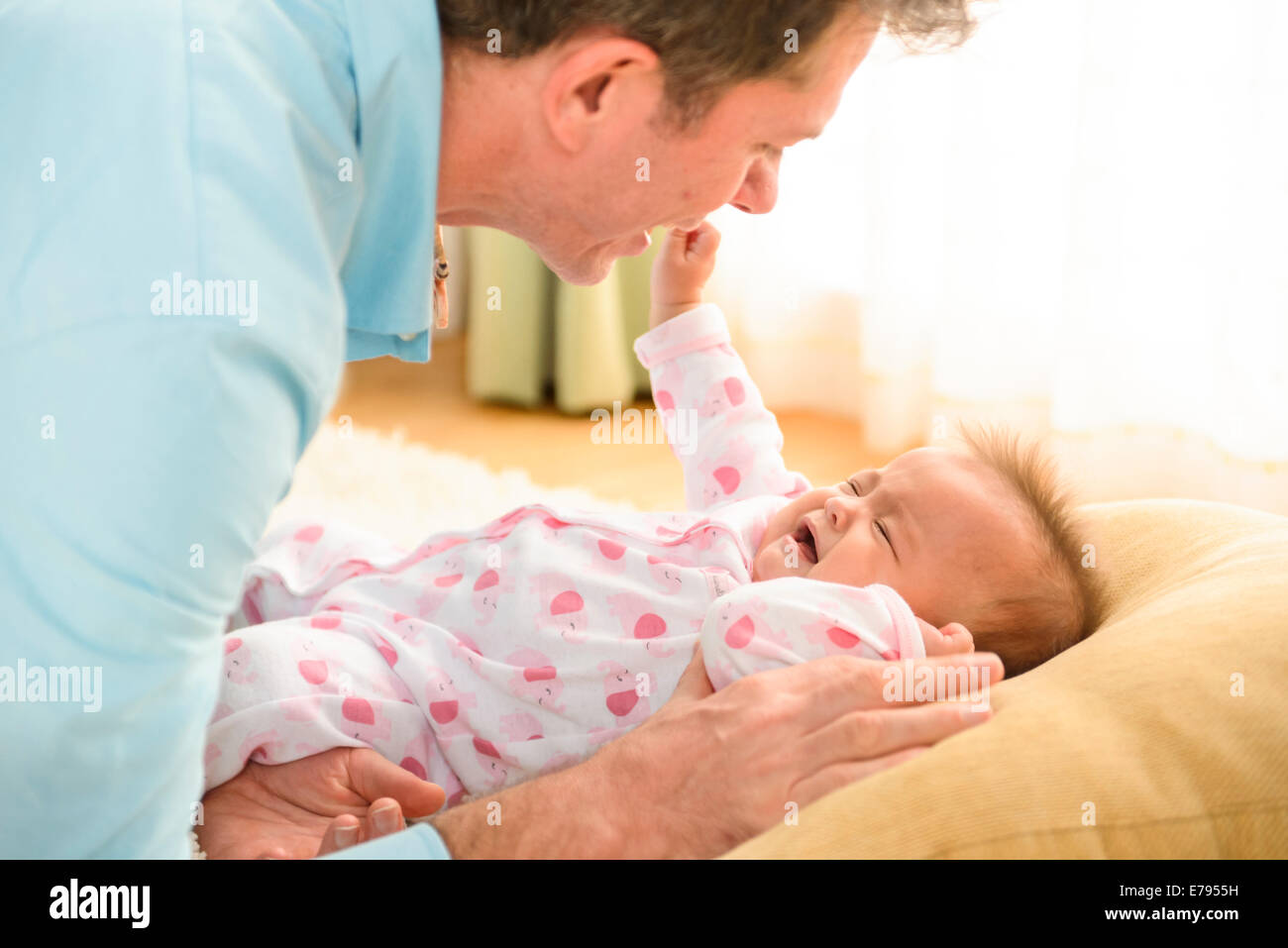Children crying dad hi-res stock photography and images - Alamy