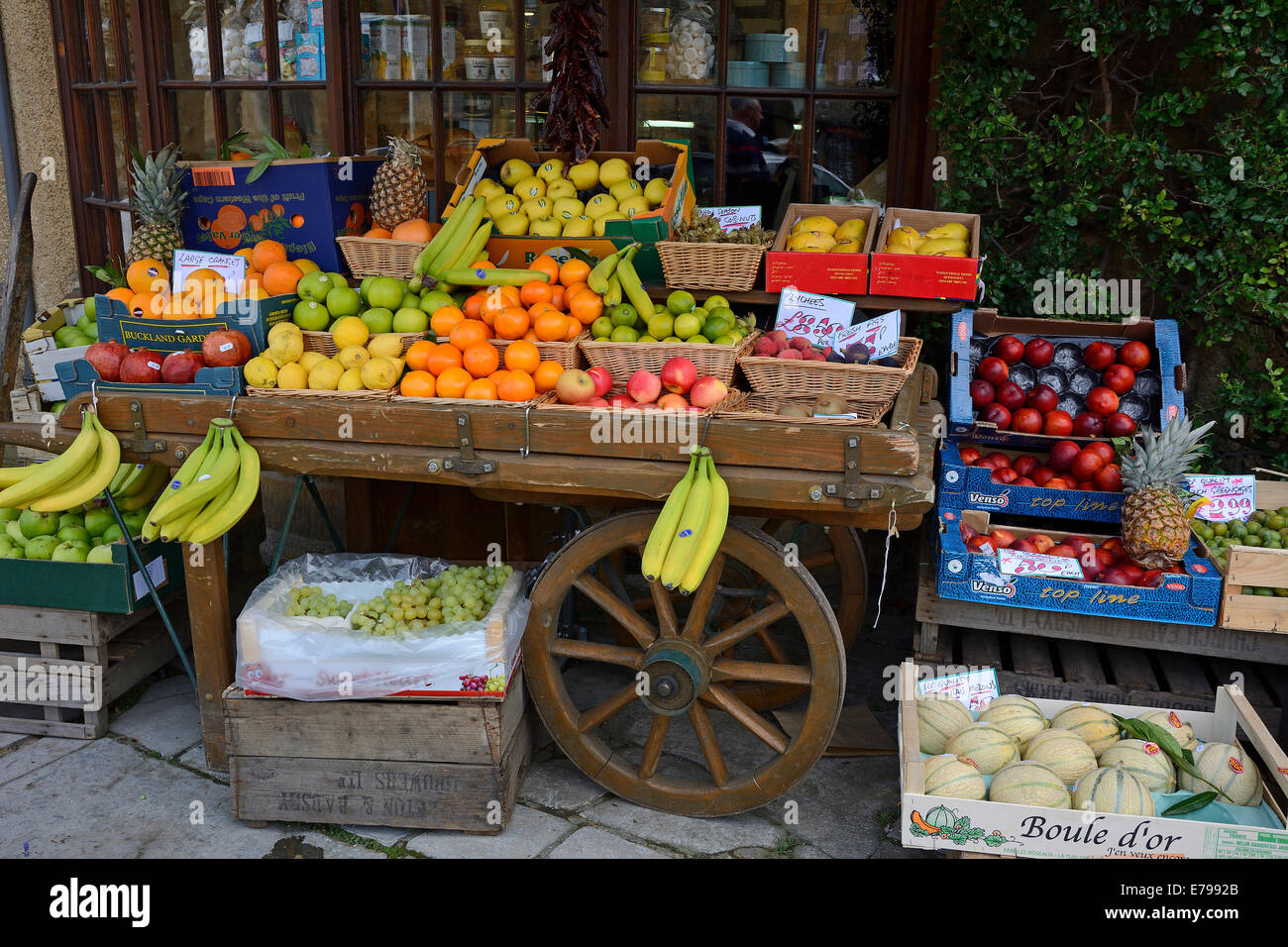 PAVEMENT FRUIT STALL ON ENGLISH STREET Stock Photo - Alamy