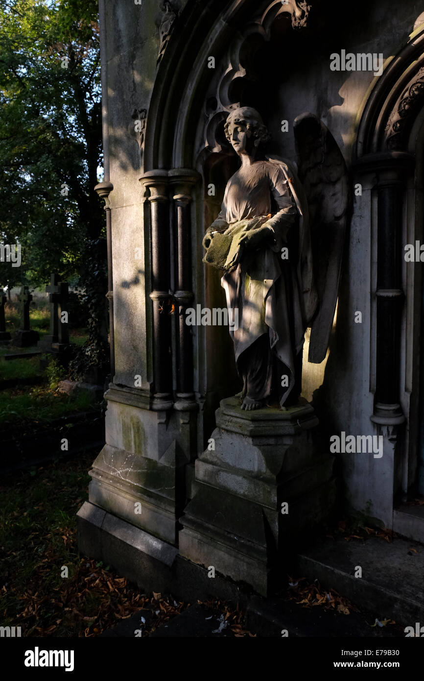 Gothic mausoleum hi-res stock photography and images - Alamy