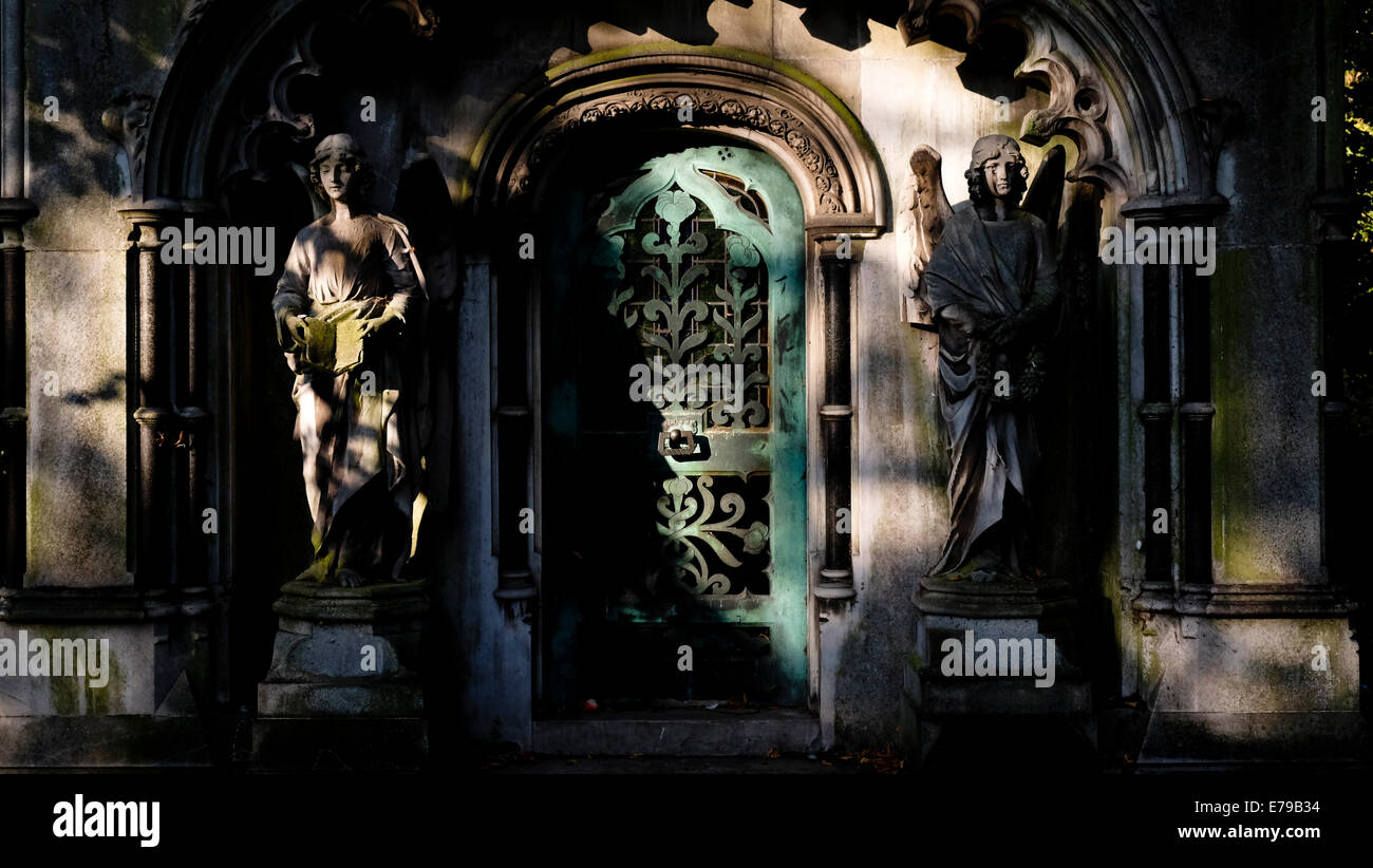 Gothic mausoleum hi-res stock photography and images - Alamy