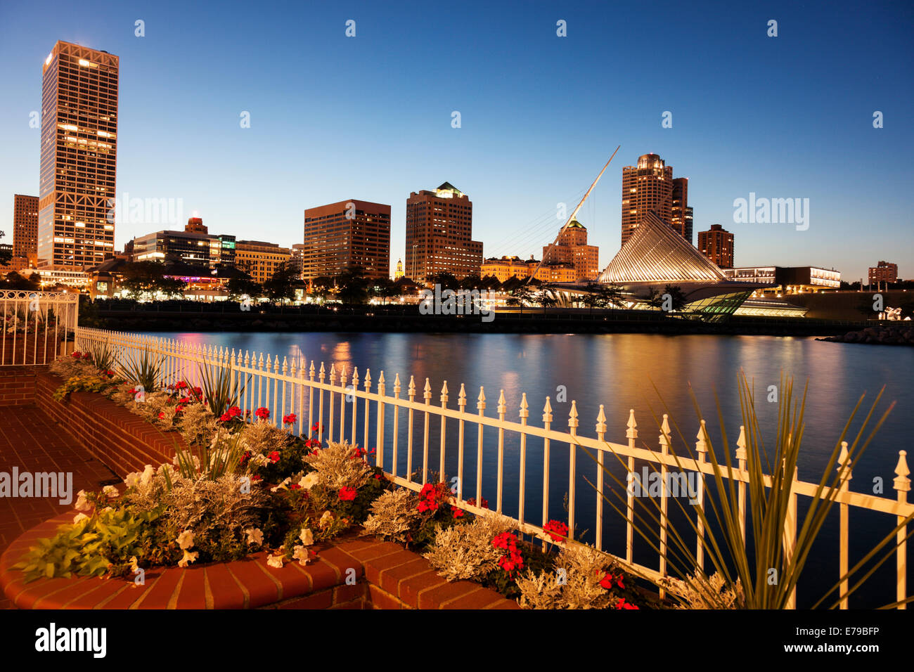 Milwaukee, Wisconsin, USA - skyline at sunset Stock Photo - Alamy