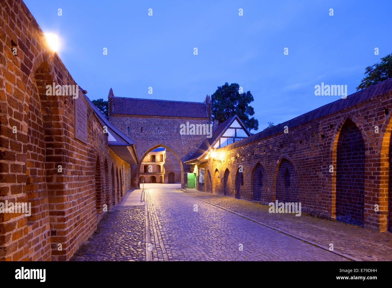 Medieval gates hi-res stock photography and images - Alamy