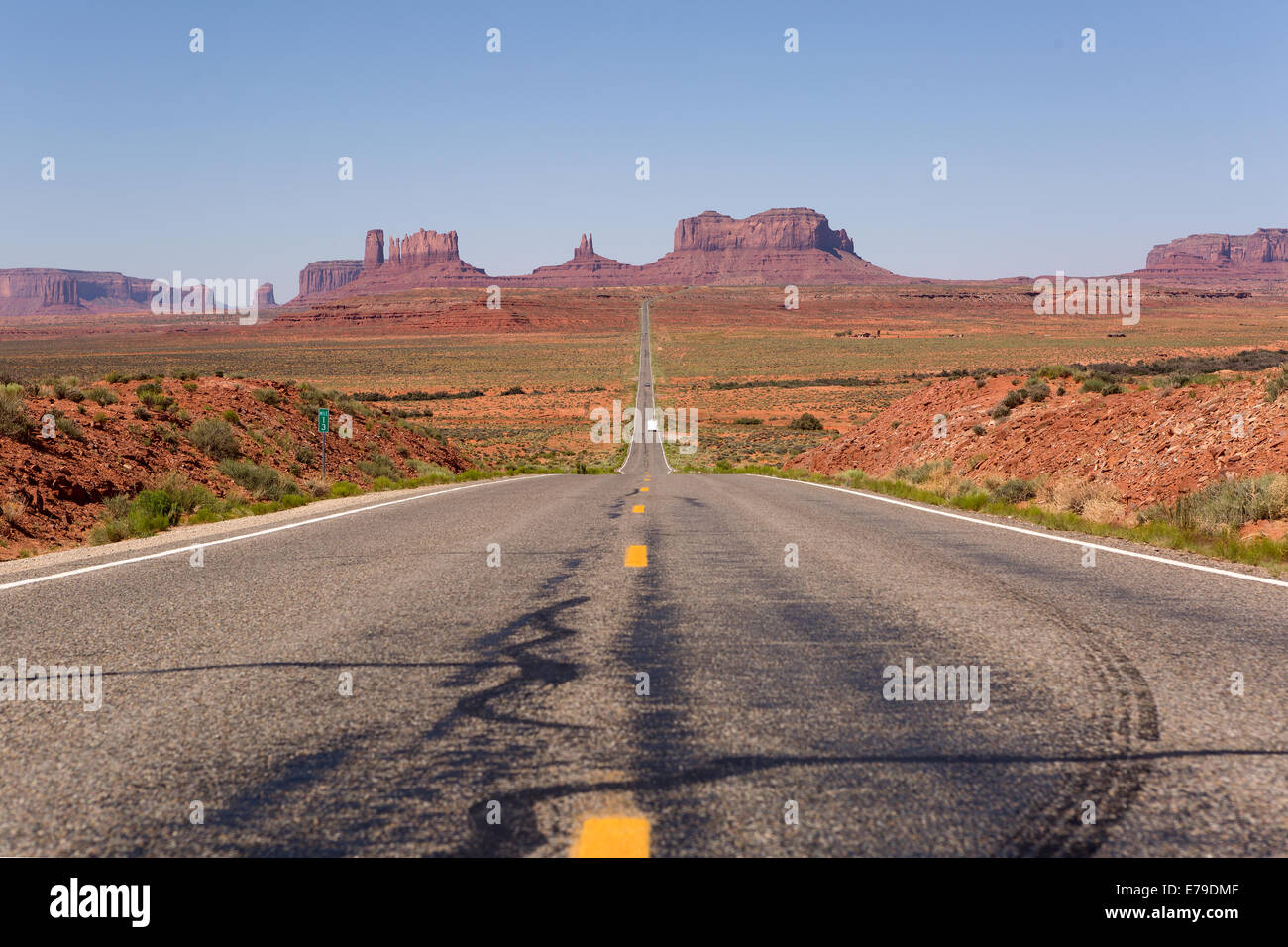 Highway in monument valley hi-res stock photography and images - Alamy