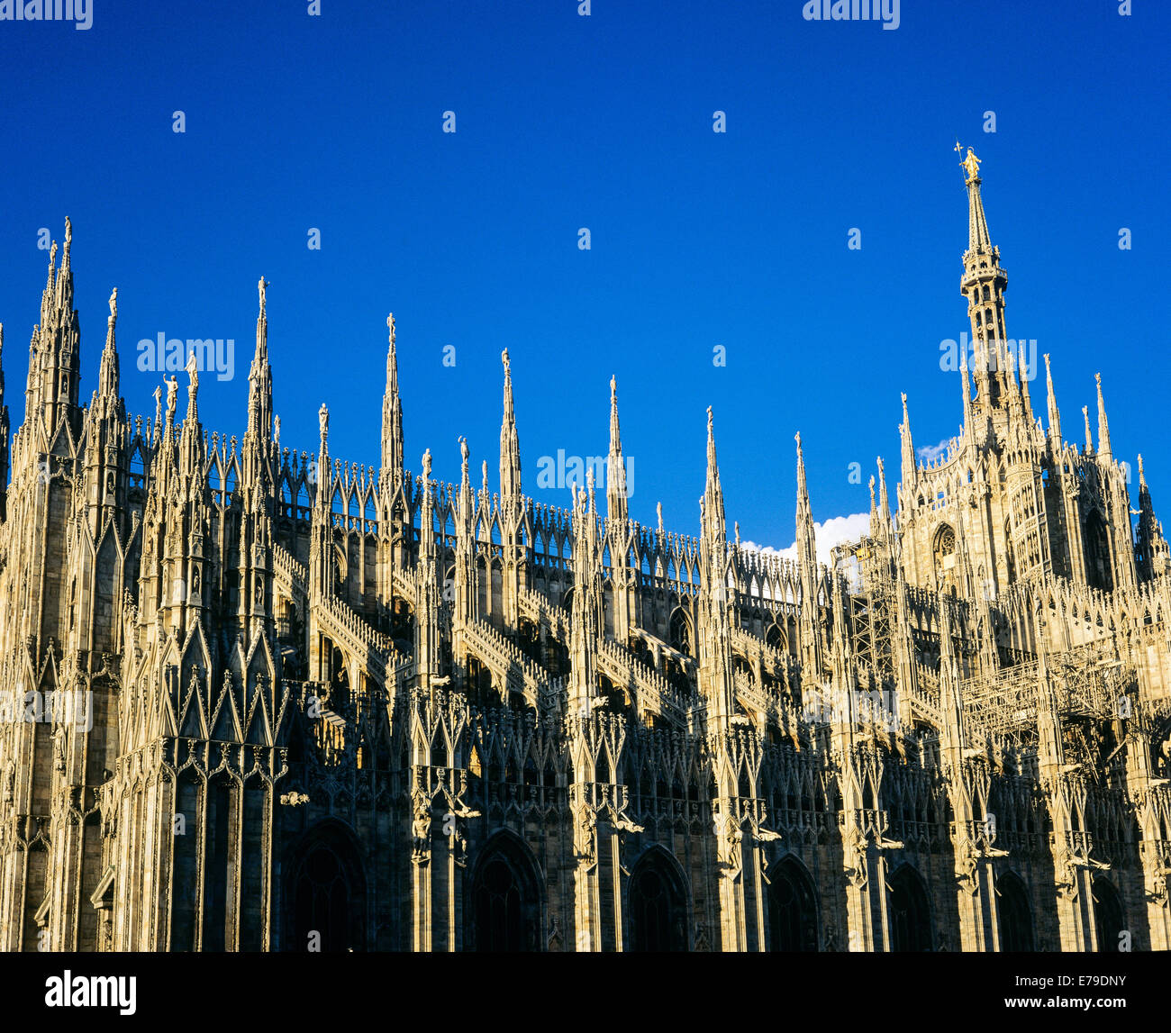 Duomo flying buttress milan hi-res stock photography and images - Alamy