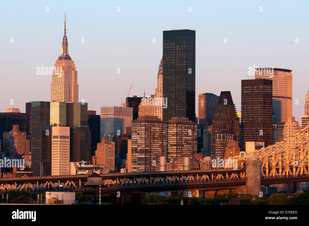 USA, New York, Queensboro Bridge, Manhattan skyline viewed from Queens ...