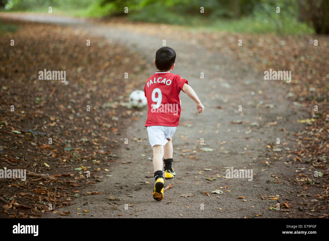 Boy playing football hi-res stock photography and images - Alamy