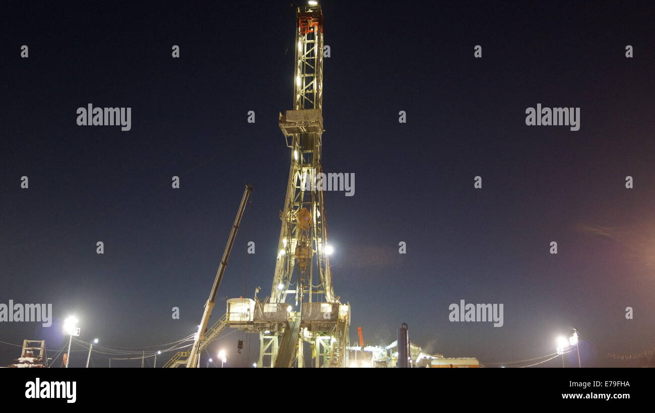 Drilling rig night hi-res stock photography and images - Alamy