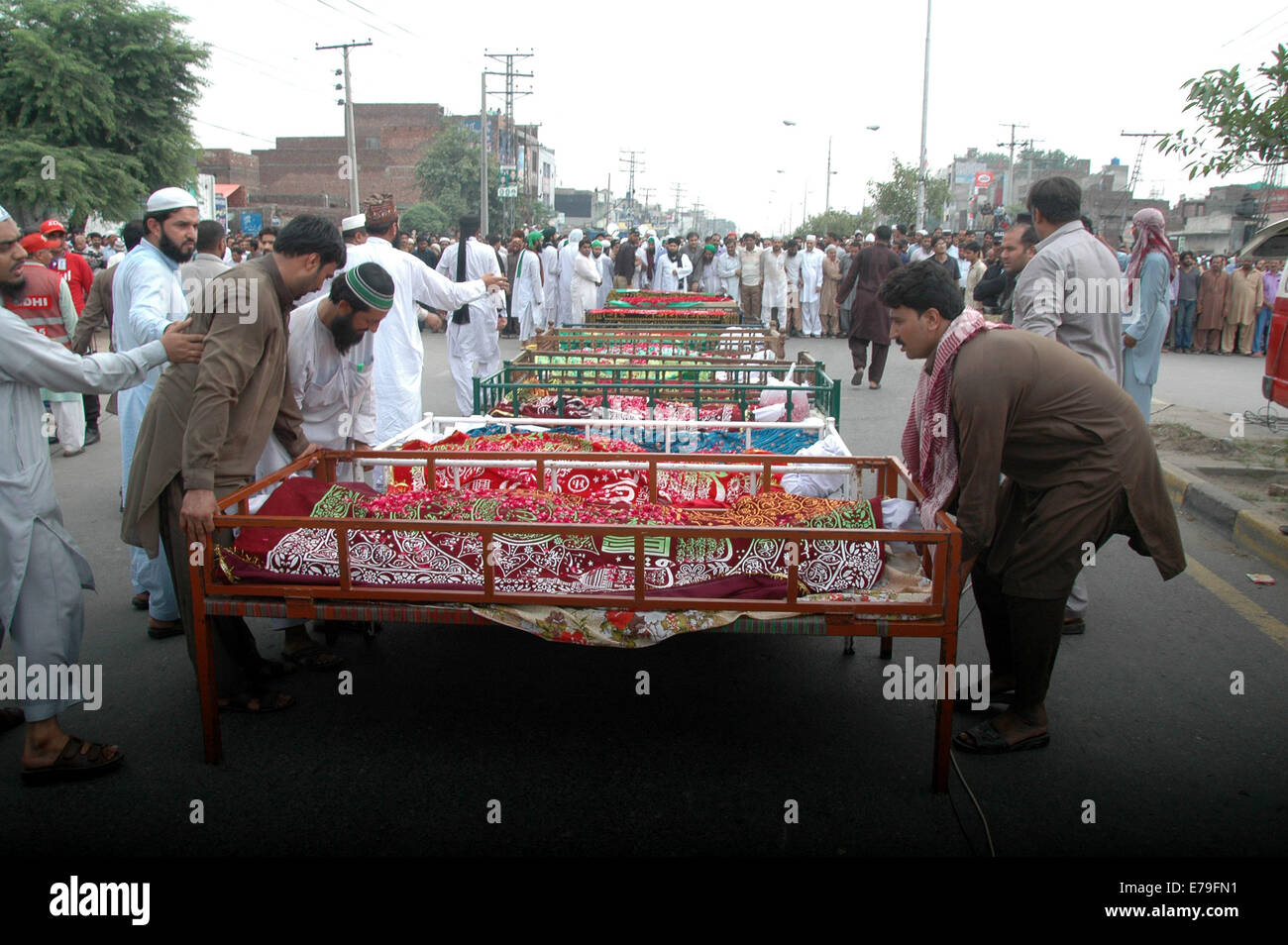 Lahore. 10th Sep, 2014. Pakistani people attend a funeral for ...